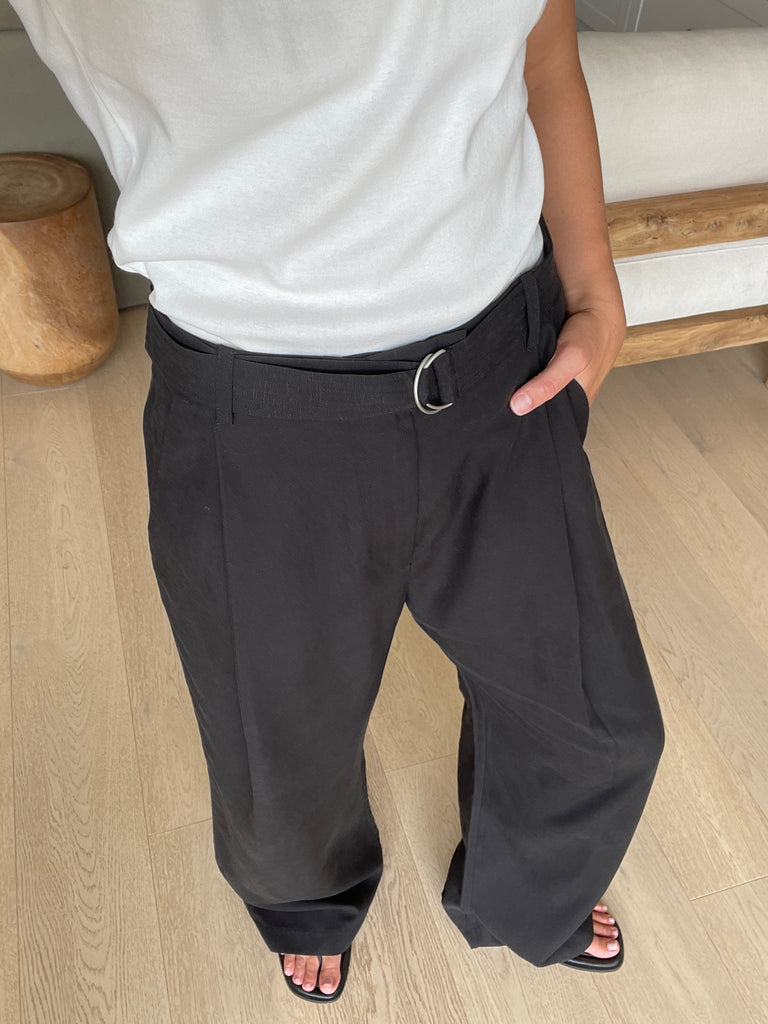 Your Ultimate Guide To Black Trousers | The UNDONE